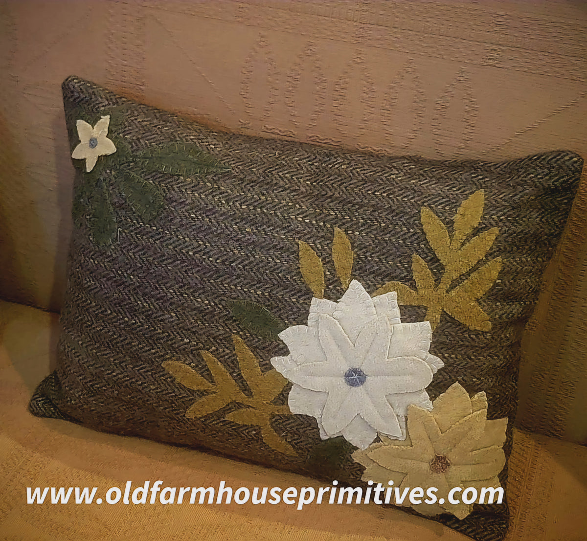 #HSD211514 Primitive "Daffodil" Wool Pillow – Old Farmhouse Primitives