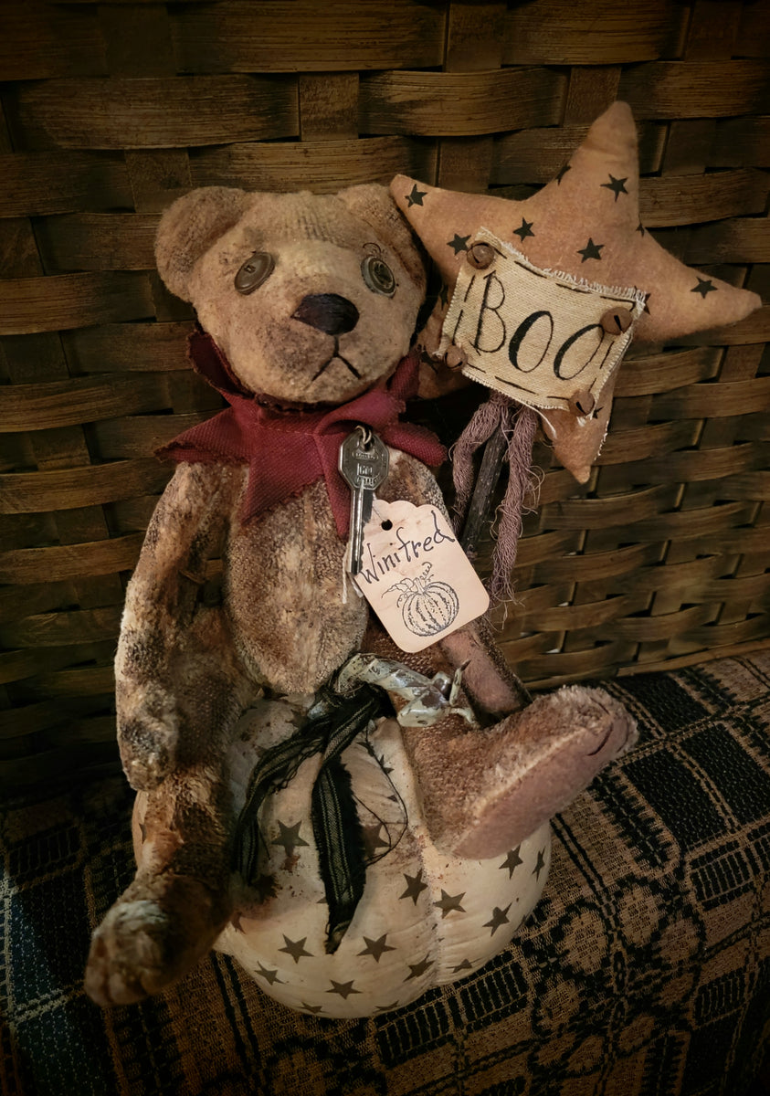 #WRN2280 Primitive "WINIFRED" Bear on Star Pumpkin With Star "Boo" Pic – Old Farmhouse Primitives