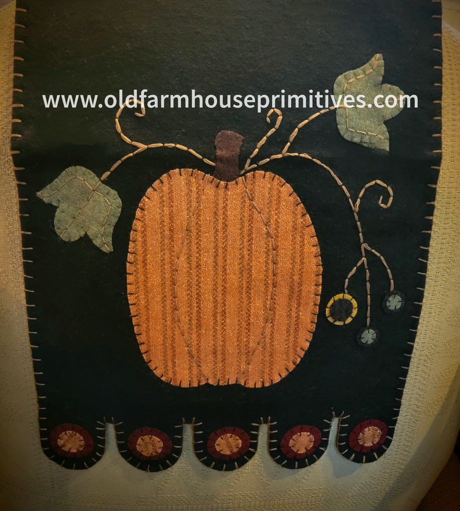 TRAR00J3 Pumpkin 🎃 Wool Table Runner – Old Farmhouse Primitives