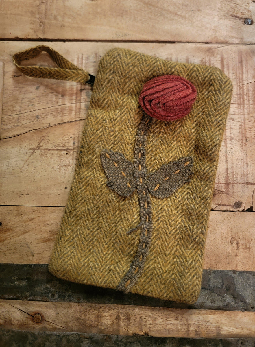 #HSD211743 "Chelsea Mango" Folk Wool Pouch – Old Farmhouse Primitives
